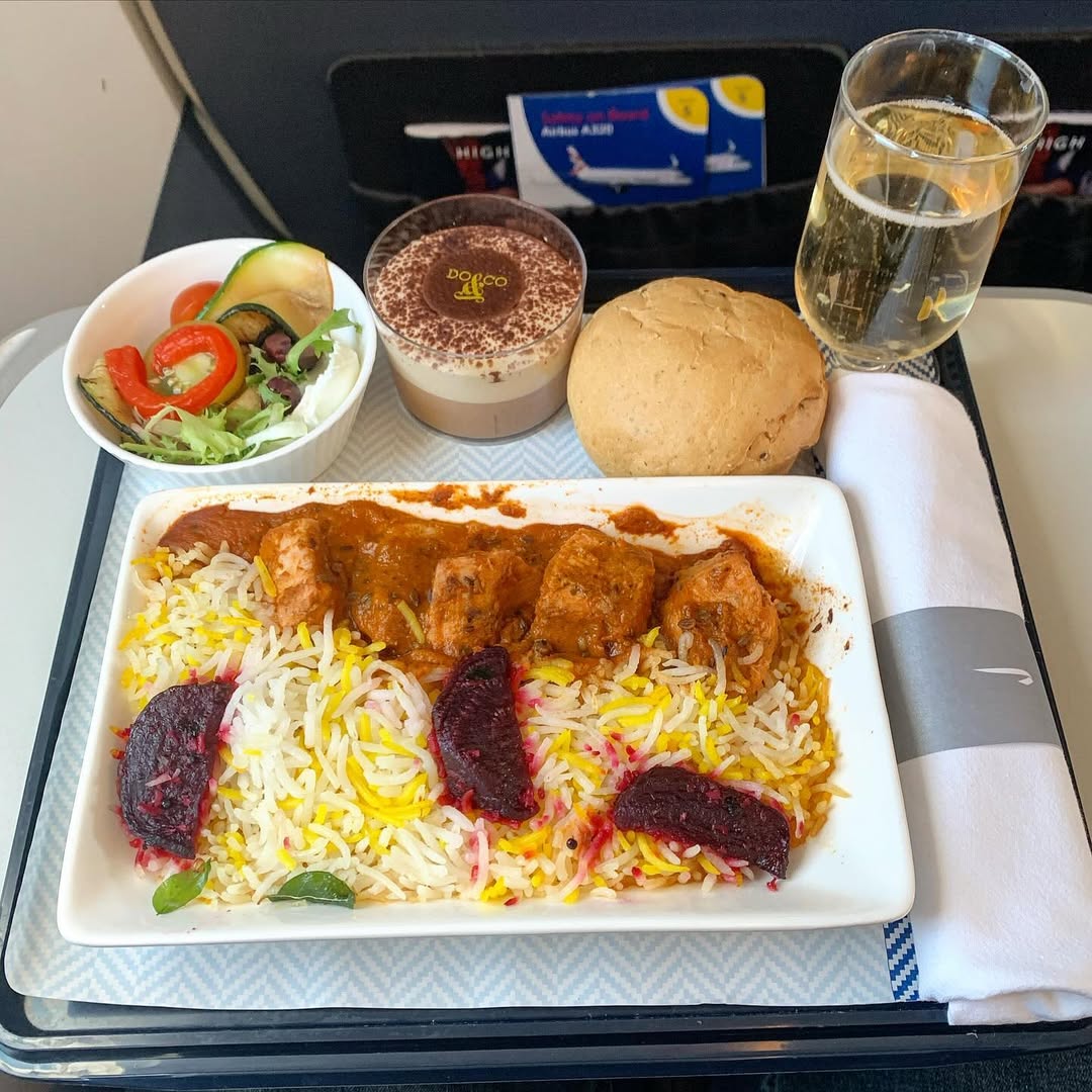 7 Foods You Should Never Eat on a Plane - Travel Magazine US